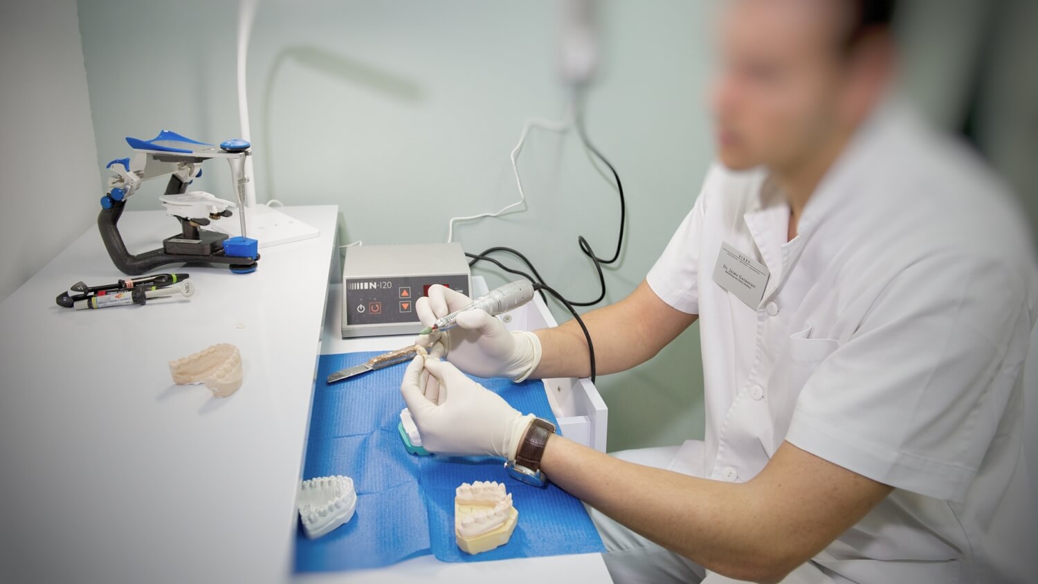 Hybridprothese für den Unterkiefer in Barcelona